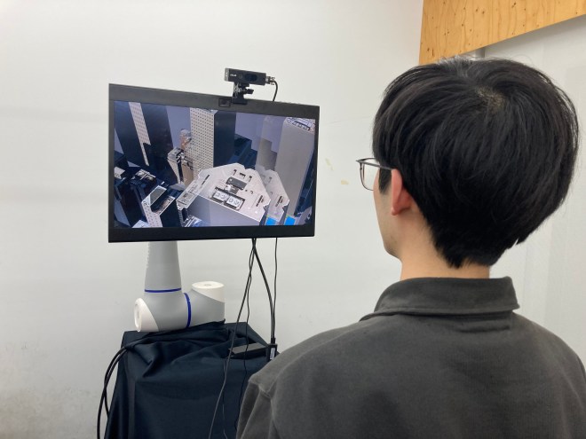 HoloArm: A Face-Following 3D Display Using Autostereoscopic Display and Robot Arm – Rekimoto Lab
